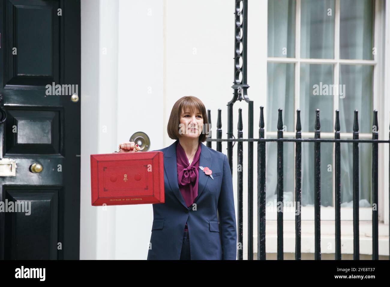 Chancellor rachel reeves briefcase hi-res stock photography and images ...