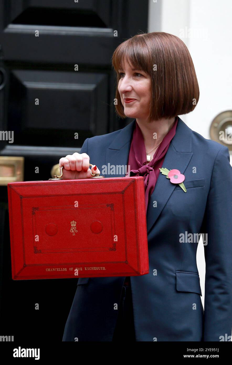 Chancellor rachel reeves briefcase hi-res stock photography and images ...