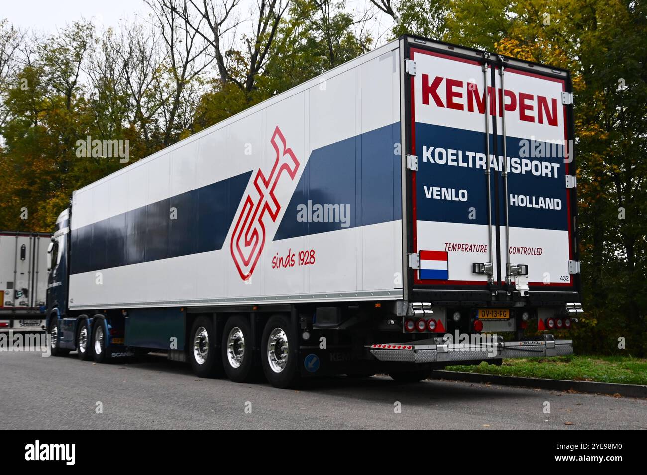 Spedition, Logistik, Fernverkehr. LKW-Sattelzug, Scania 560S, 3-Achs ...