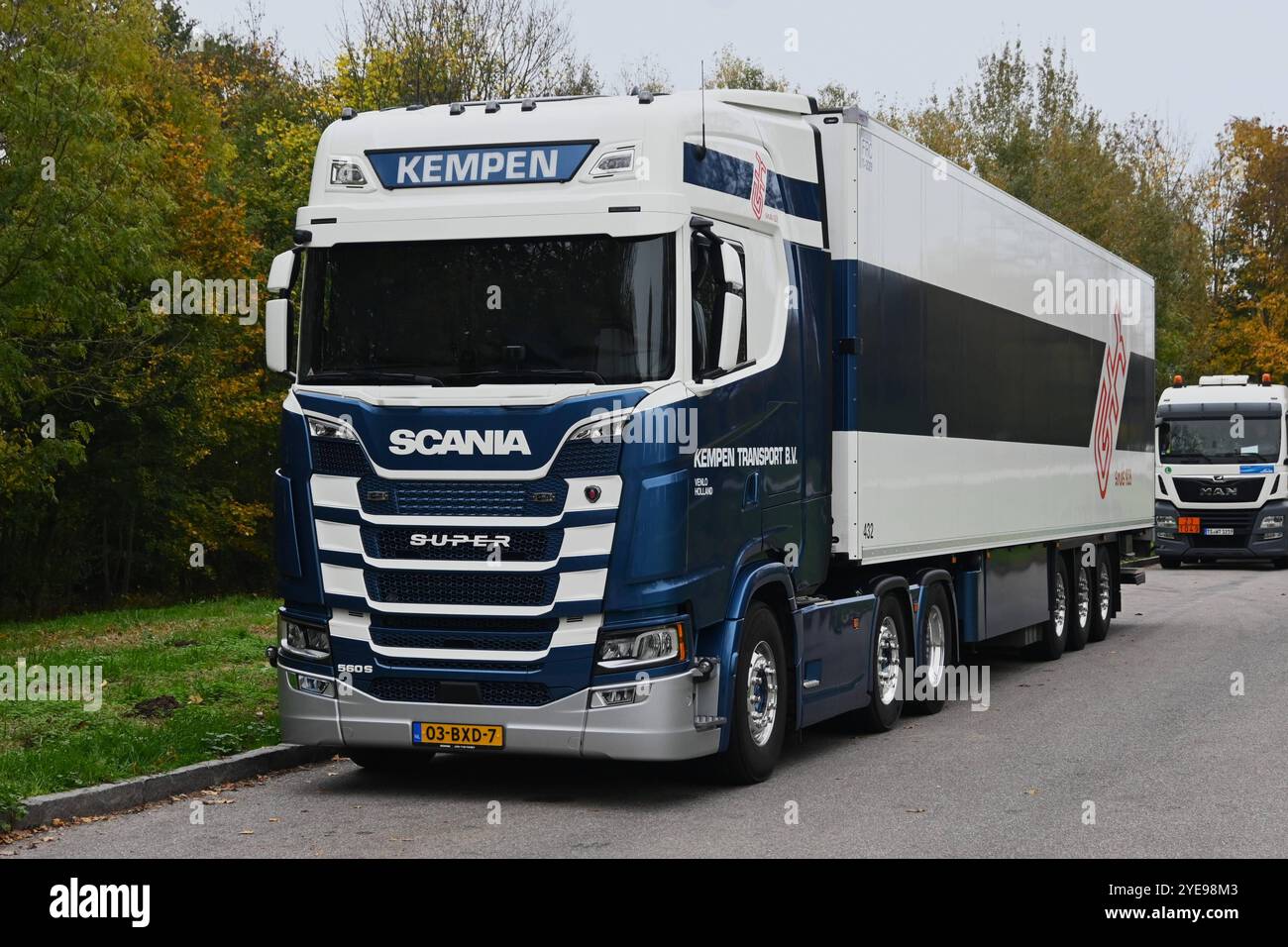 Spedition, Logistik, Fernverkehr. LKW-Sattelzug, Scania 560S, 3-Achs ...