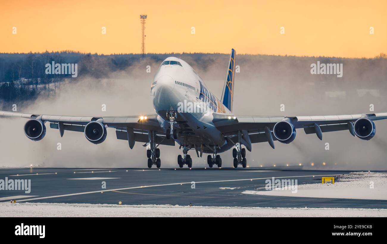 Boeing 747 400 queen hi-res stock photography and images - Alamy