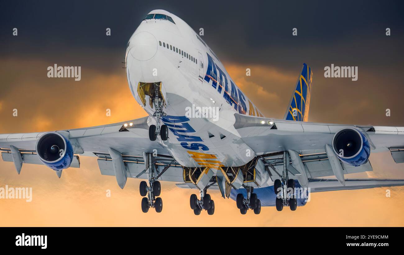 Boeing 747 400 queen hi-res stock photography and images - Alamy