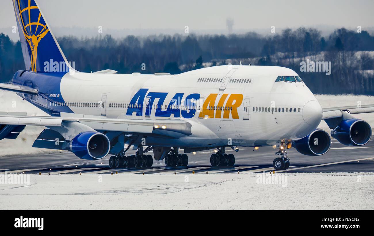 Boeing 747 400 queen hi-res stock photography and images - Alamy