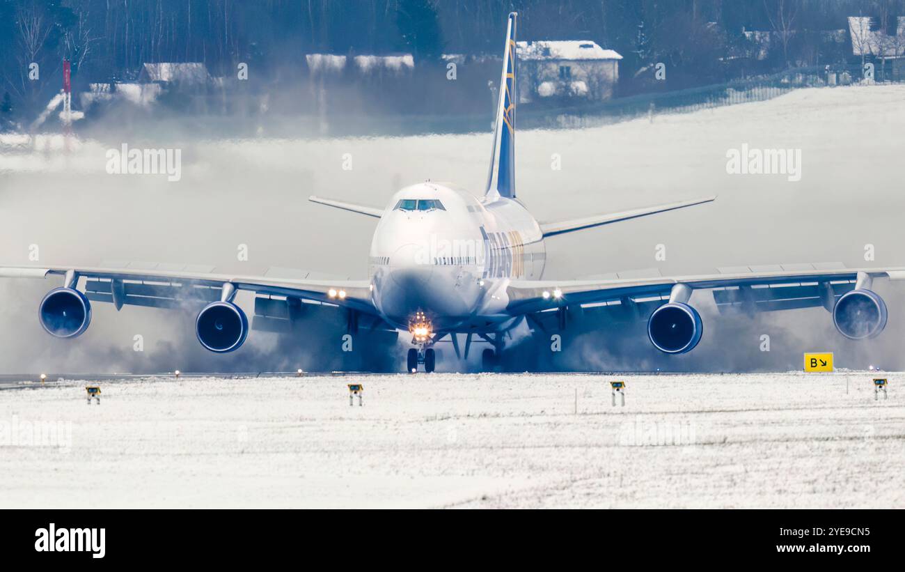 Boeing 747 400 queen hi-res stock photography and images - Alamy