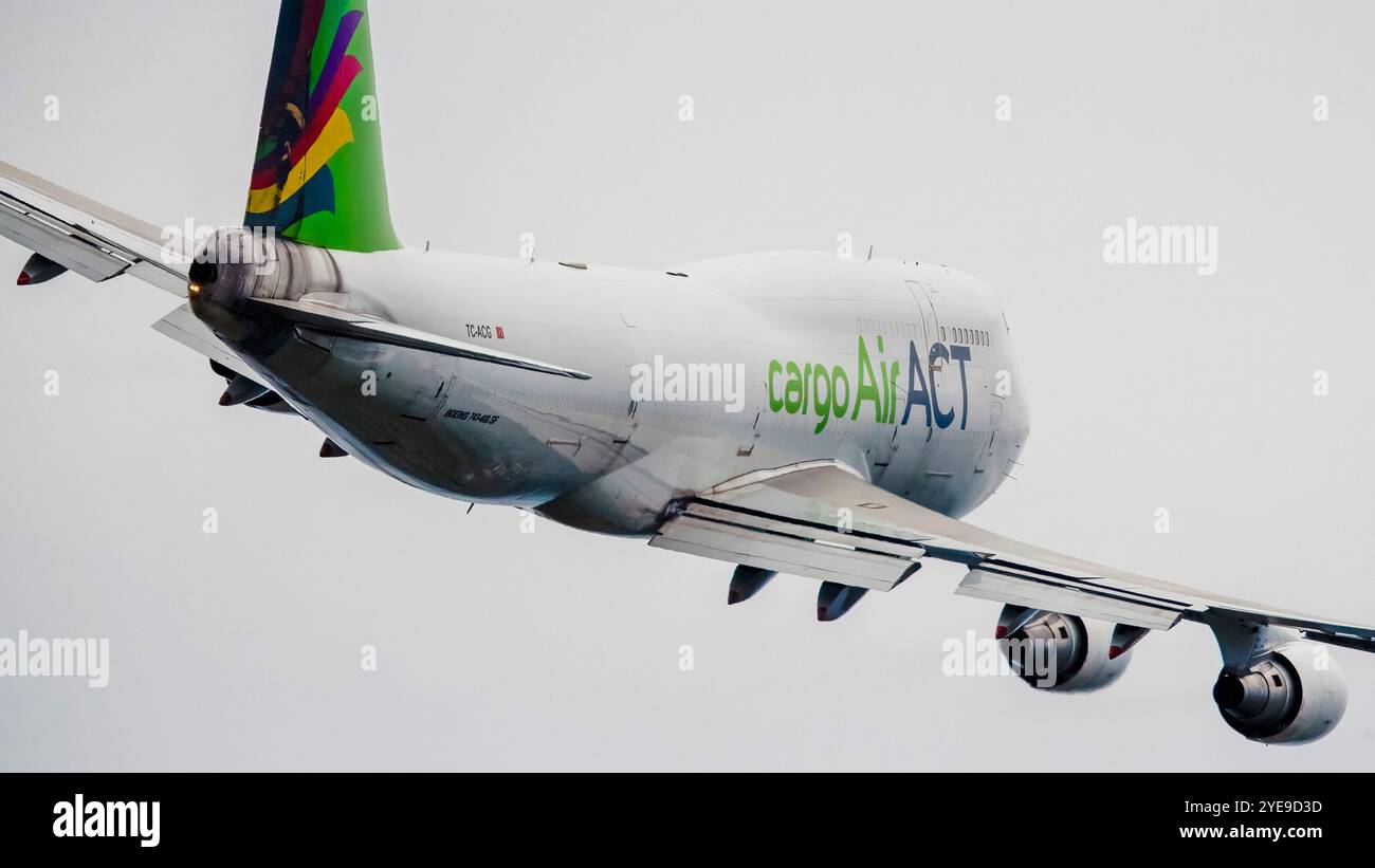 Turkish airline 747 400 hi-res stock photography and images - Alamy