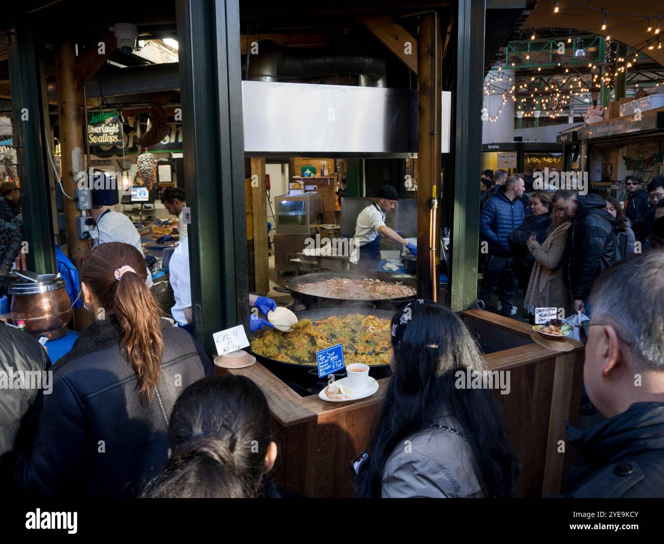 Customer shopping food stall hi-res stock photography and images - Alamy