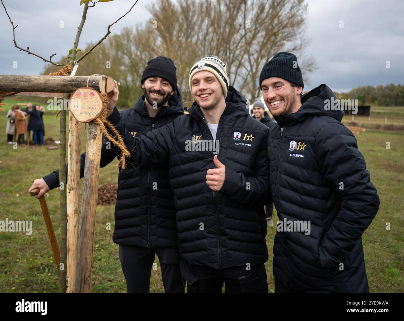 30 October 2024, Brandenburg, Oberkrämer/Ot Bötzow: Liam Kirk (l-r ...