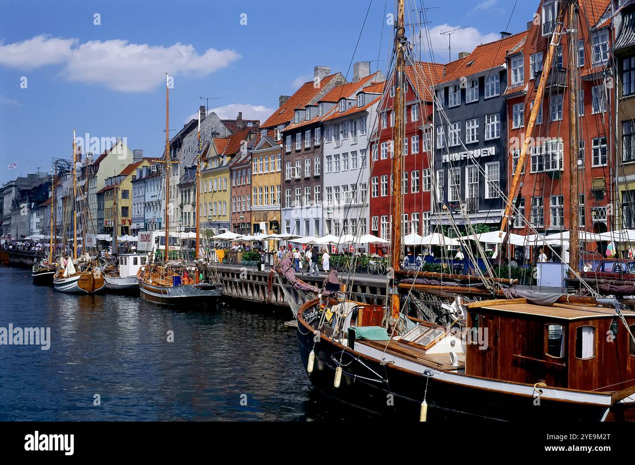 Boats and colourful buildings in Copenhagen's New Harbour (Nyhavn ...
