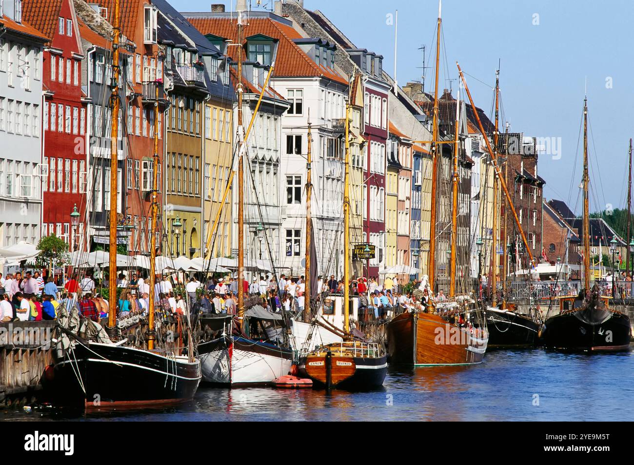 Boats and colourful buildings in Copenhagen's New Harbour (Nyhavn ...