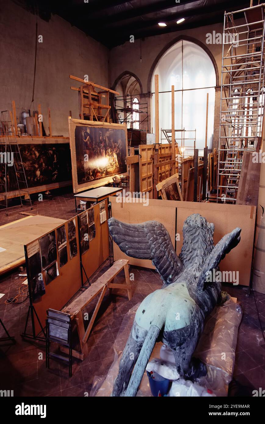Artwork restoration hi-res stock photography and images - Alamy