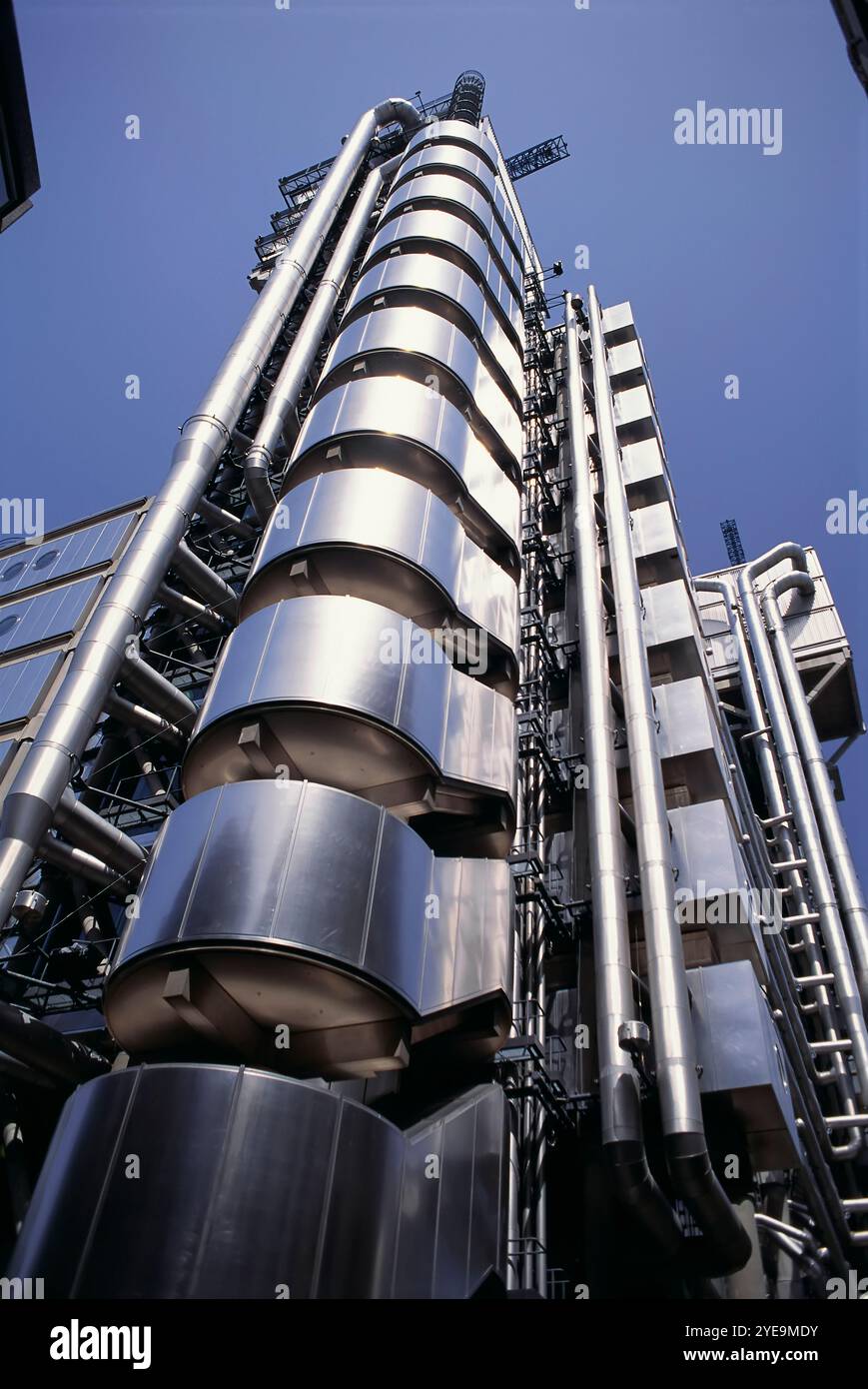 Silver building architecture hi-res stock photography and images - Alamy