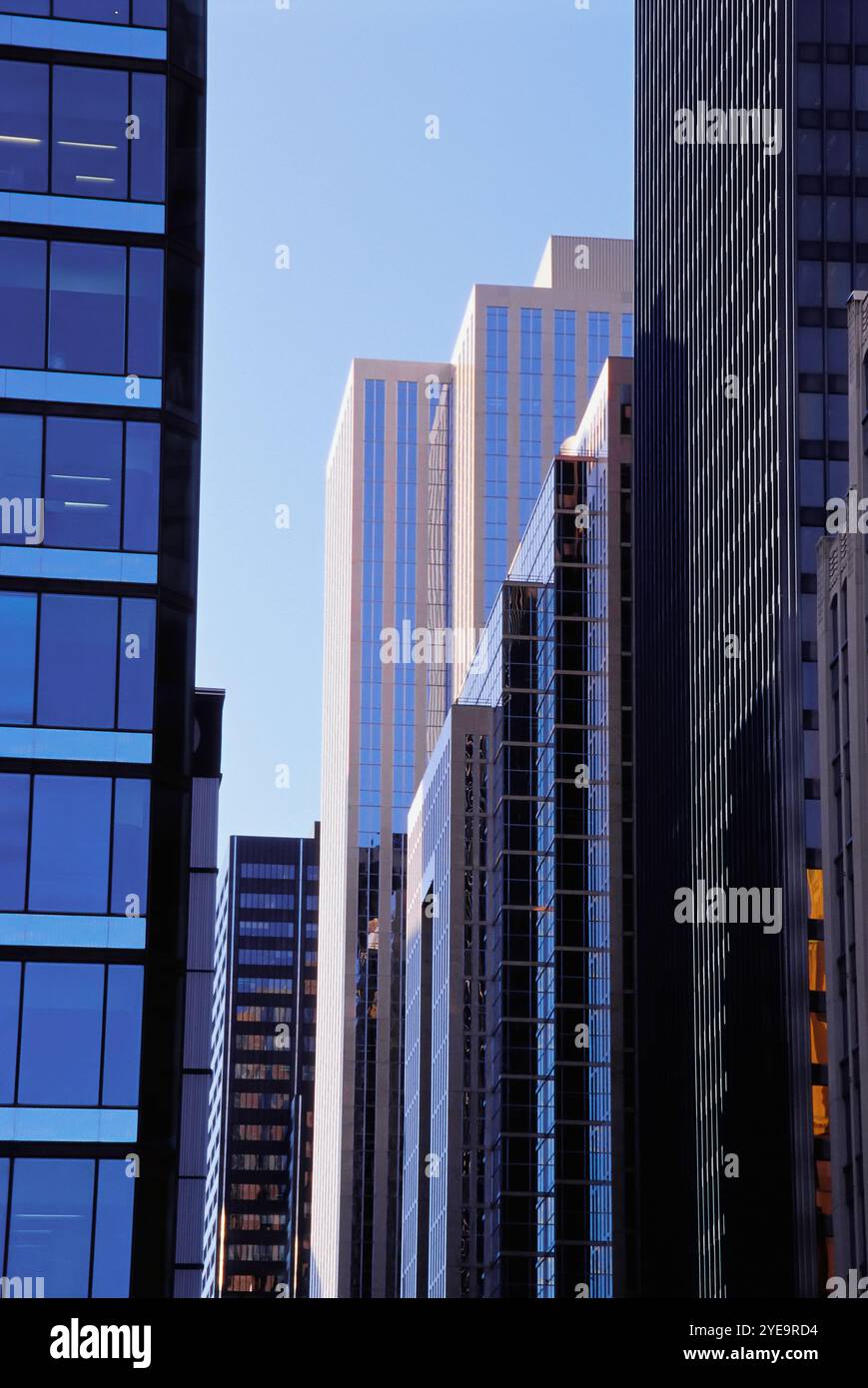 Contemporary office towers hi-res stock photography and images - Alamy