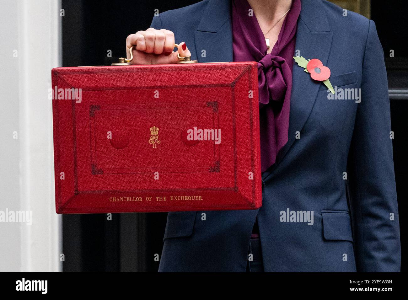 Chancellor rachel reeves briefcase hi-res stock photography and images ...