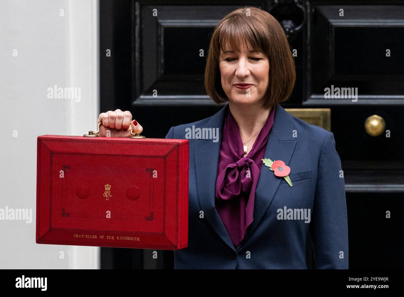 Chancellor rachel reeves briefcase hi-res stock photography and images ...