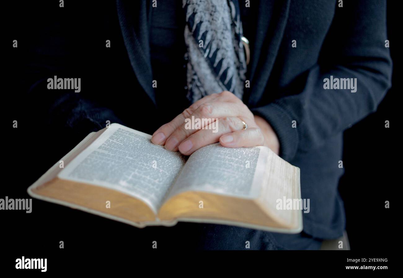 Open bible study hi-res stock photography and images - Alamy