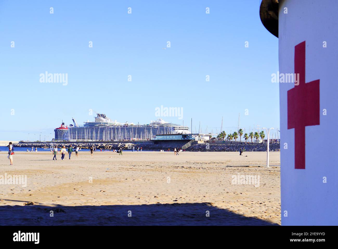 Lifeguard first aid station hi-res stock photography and images - Alamy