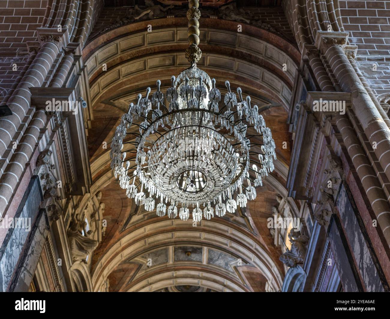 Beautiful chandelier and vault ceiling in the Cathedral of Evora ...