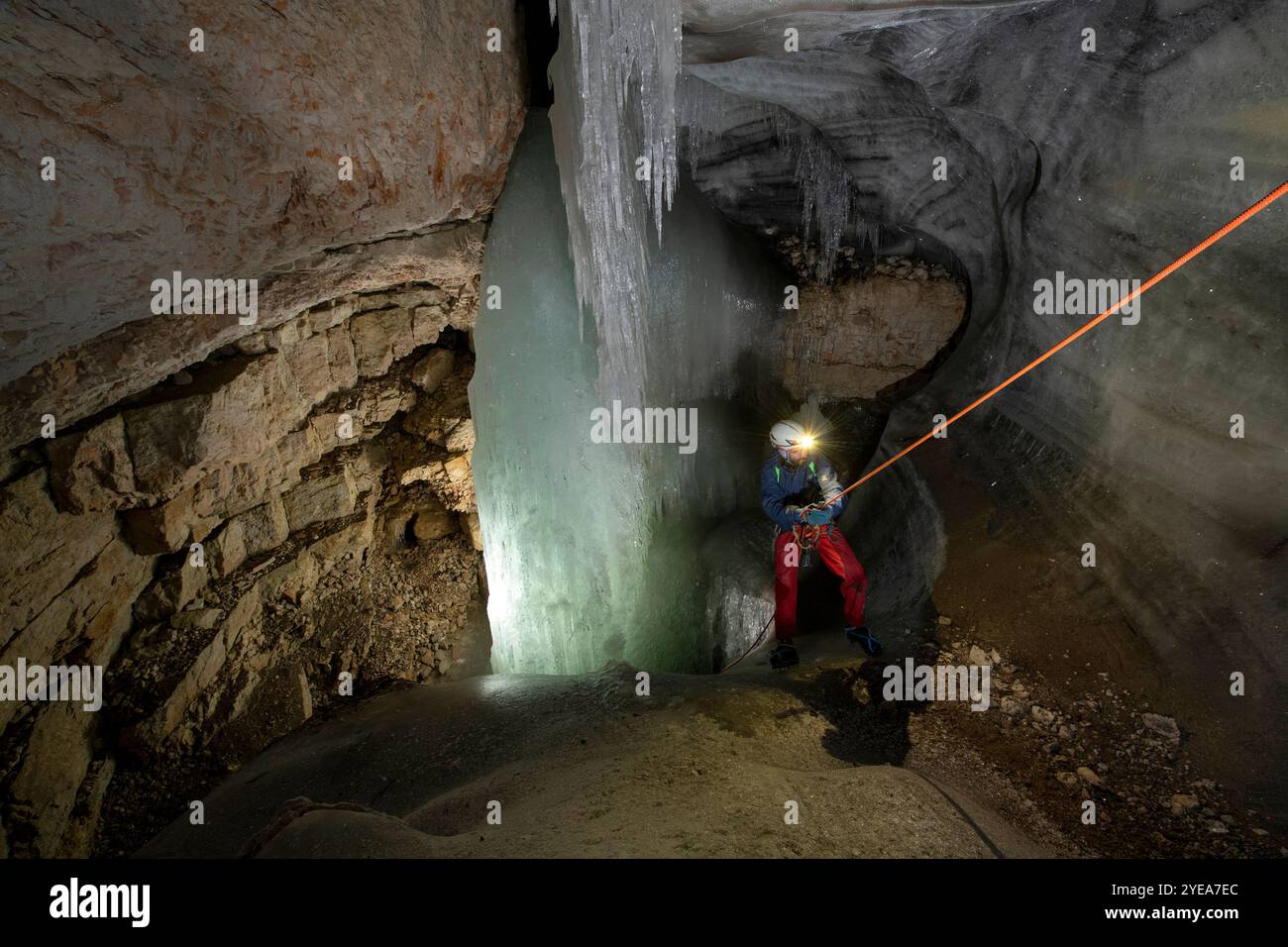 Tourist people front ice cave hi-res stock photography and images - Alamy