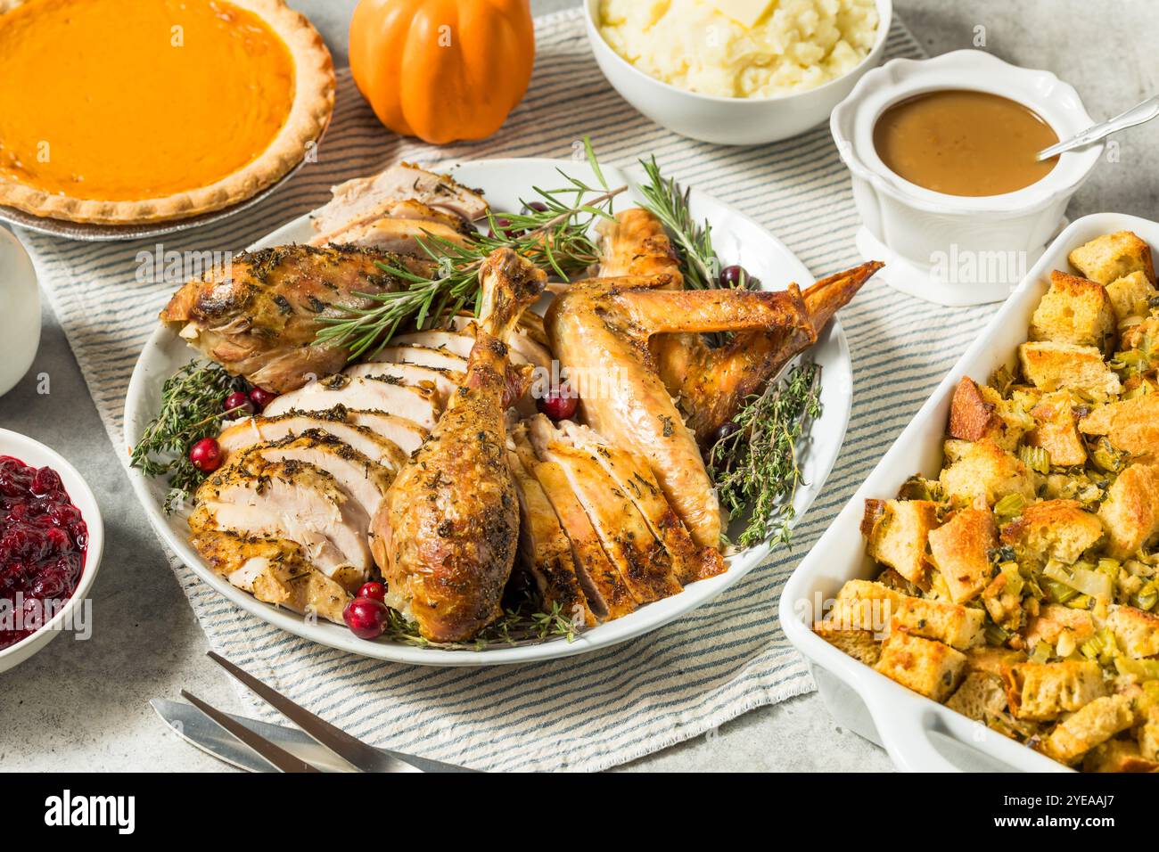 Thanksgiving turkey dinner family hi-res stock photography and images ...