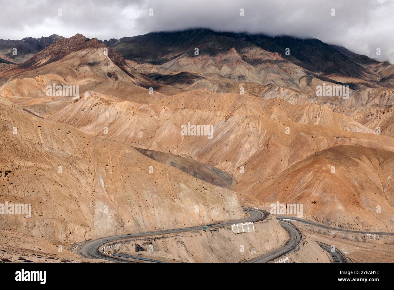Fotu La, a mountain pass along the Srinagar-Leh highway in the Zanskar ...