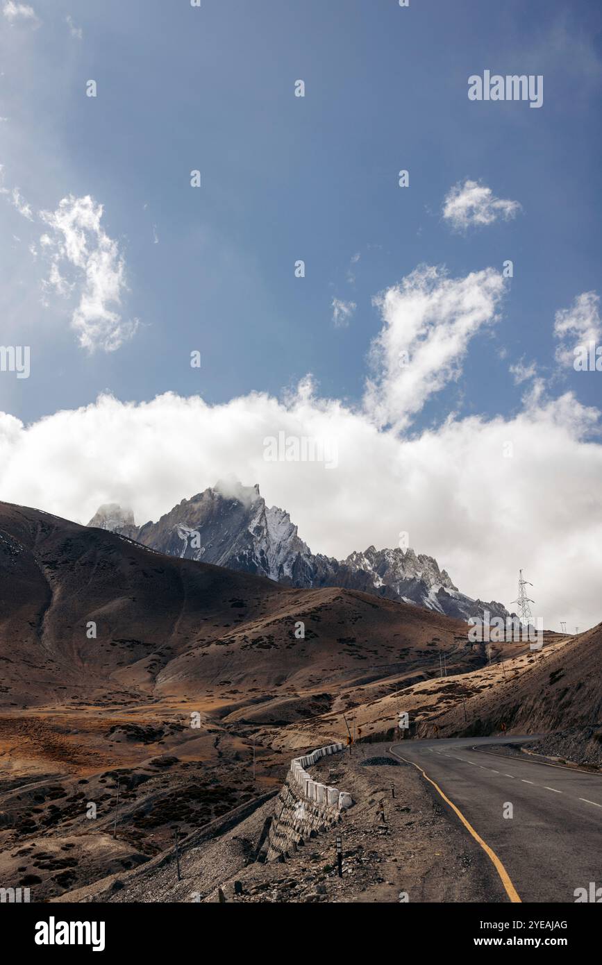 Fotu La, a mountain pass along the Srinagar-Leh highway in the Zanskar ...