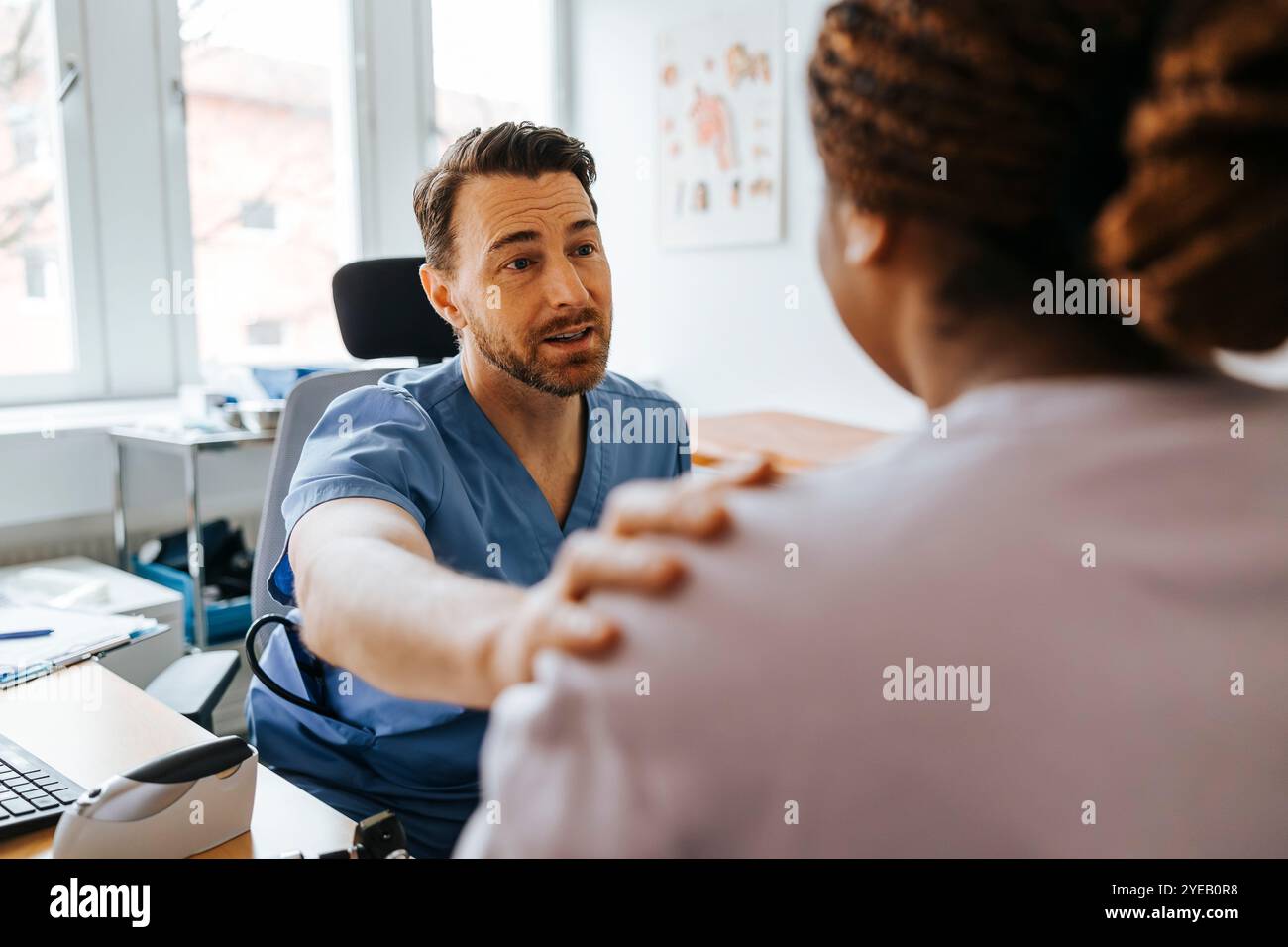 Doctor explaining hand shoulder hi-res stock photography and images - Alamy