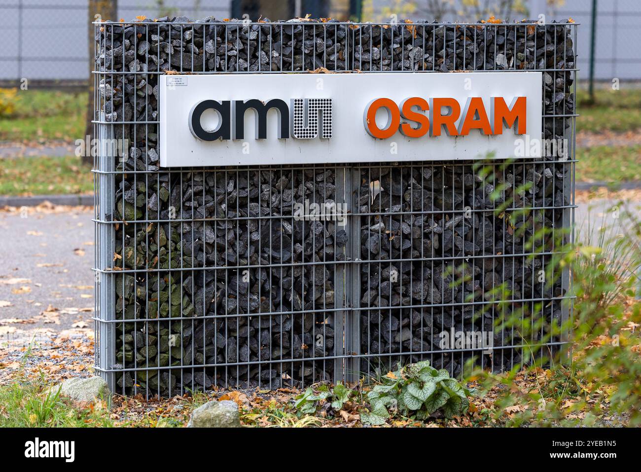 Mit einem mitarbeiter der produktion hi-res stock photography and ...