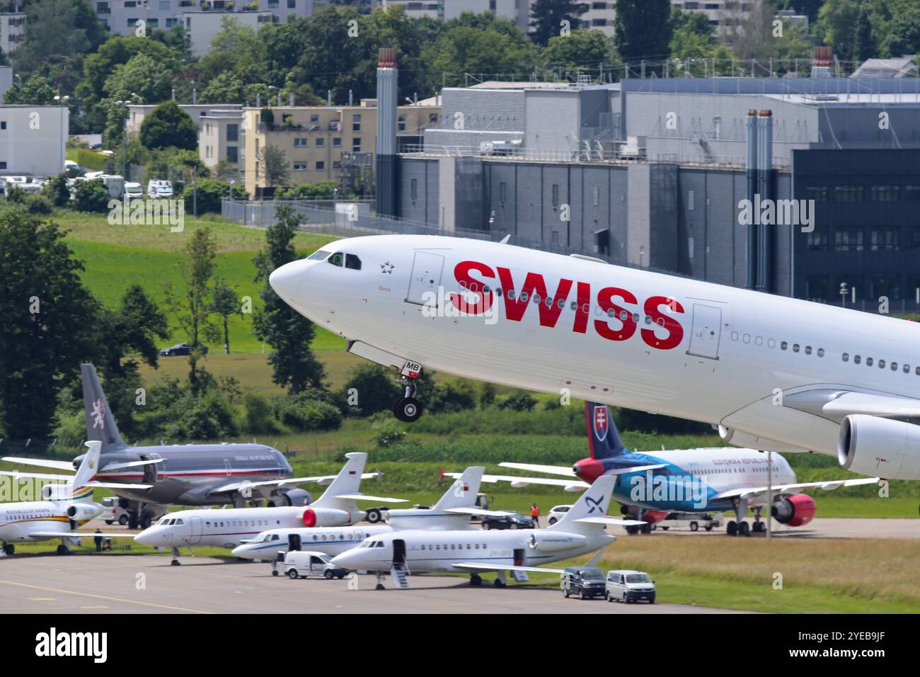 Ein Passagierflugzeug der Schweizer Fluggesellschaft Swiss vom Typ ...
