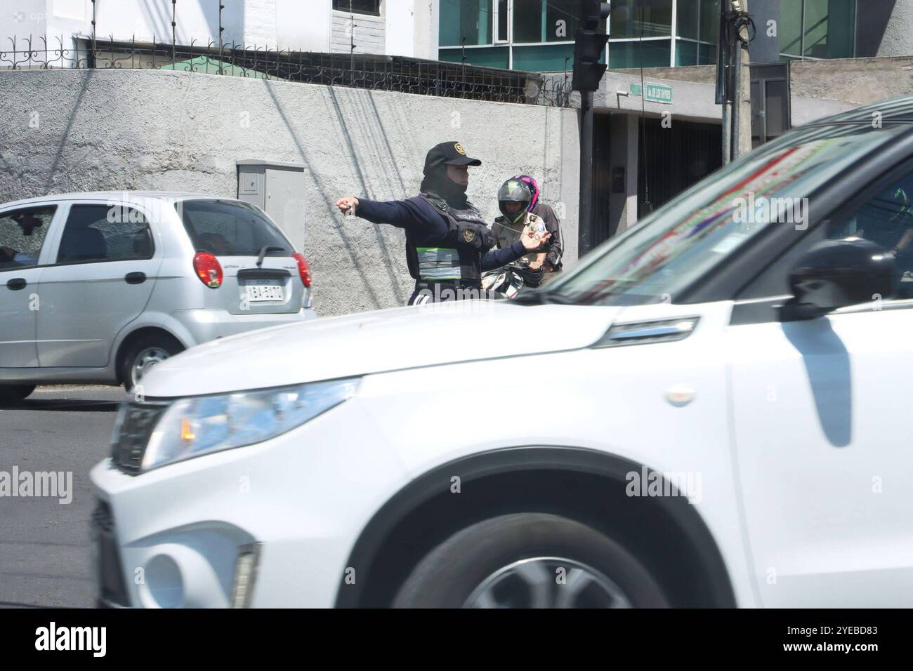 TRANSIT AGENTS Quito, Thursday, October 30, 2024 Traffic agents in the ...