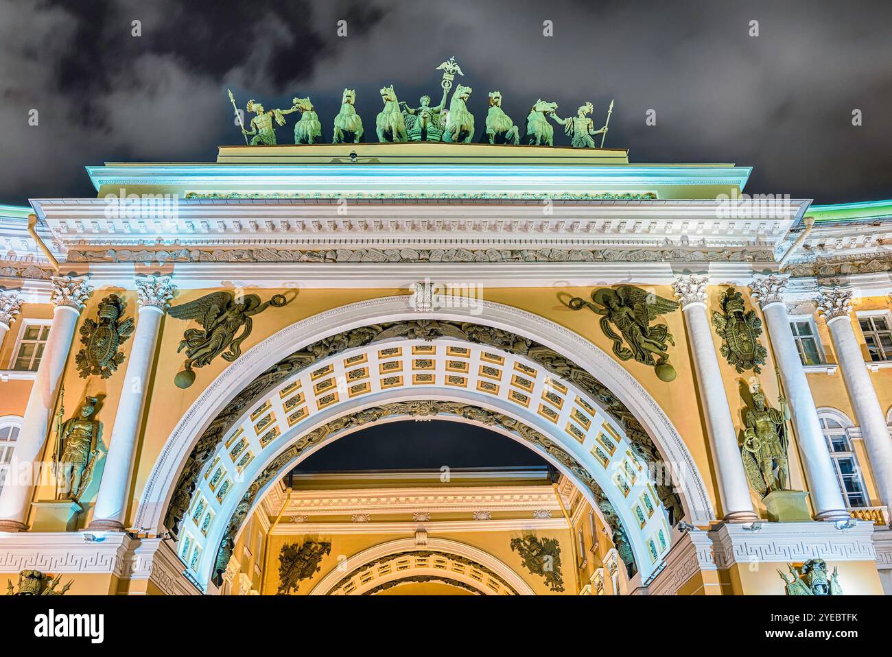 Facade of the iconic General Staff Building, scenic landmark in St ...