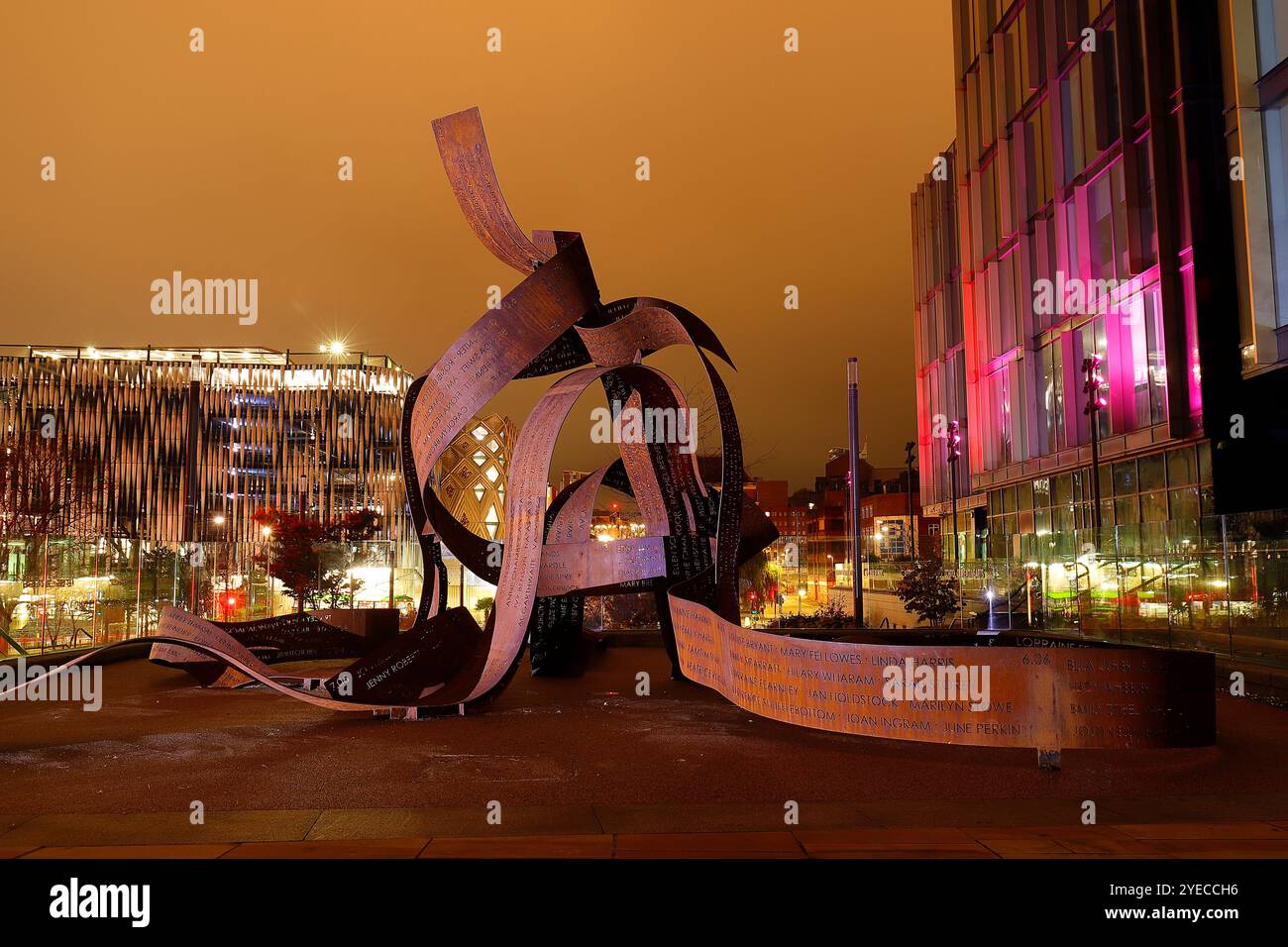 The new Ribbons sculpture by Pippa Hale unveiled in Leeds City Centre ...