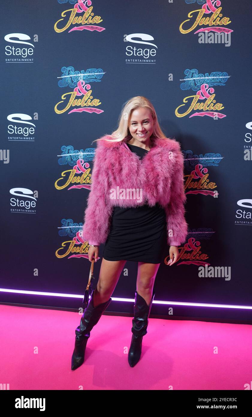 30 October 2024, Hamburg: Influencer Jo Wünsche walks the red carpet ...
