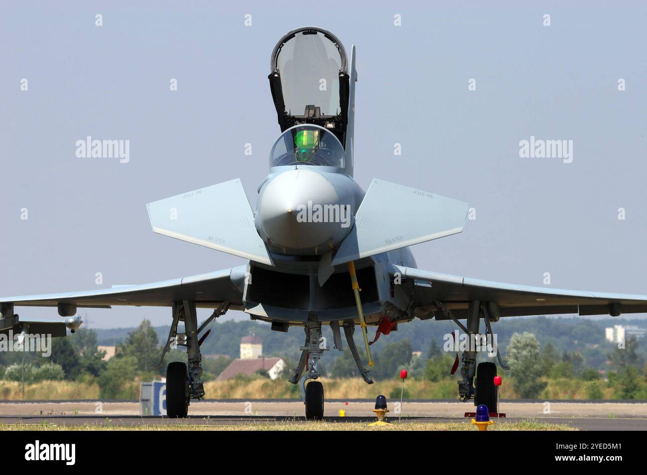 Ein Eurofighter der Luftwaffe von vorne mit offenem Cockpit. Offizielle ...