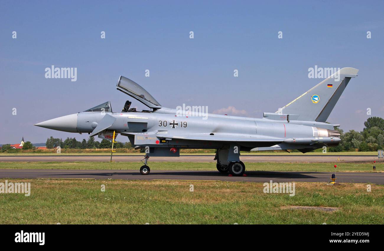 Ein Eurofighter der Luftwaffe mit der Kennung 3019. Offizielle Einführung des Kampfflugzeugs ...