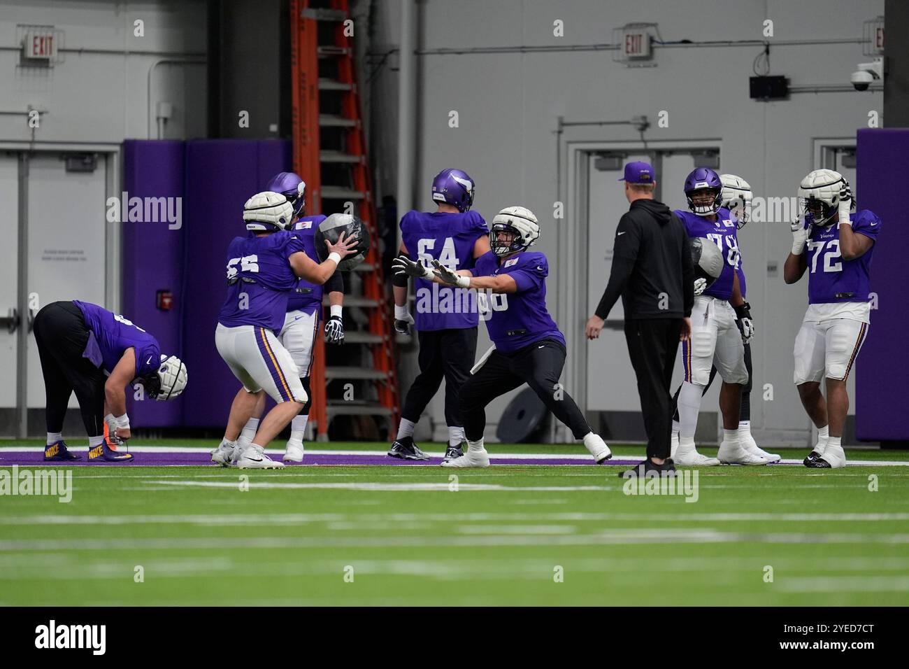 Minnesota Vikings offensive linemen takes part in drills during an NFL ...