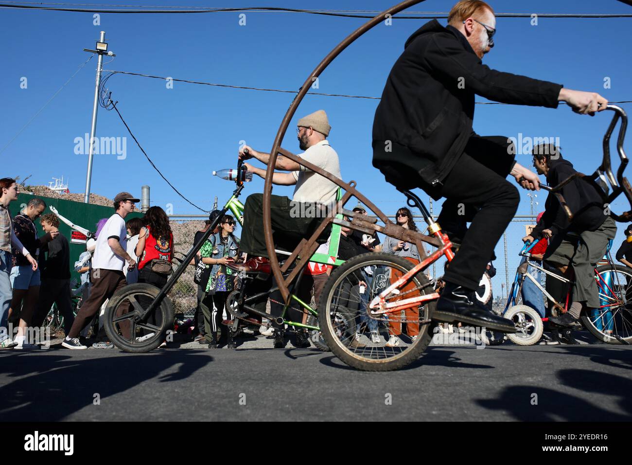 New York, USA. 26th Oct, 2024. Under the watchful eyes of spectators ...