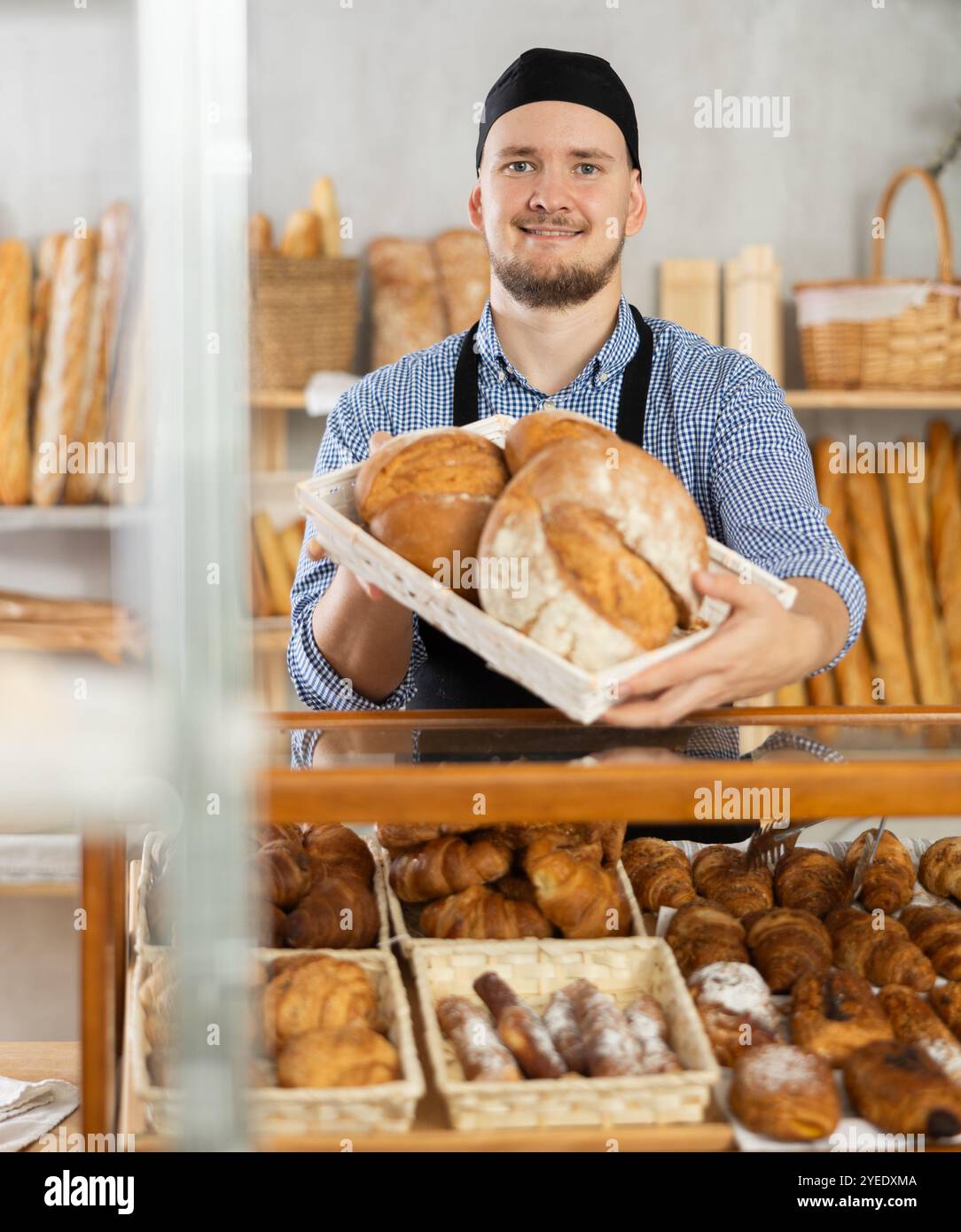Basket filled baking bread hi-res stock photography and images - Alamy
