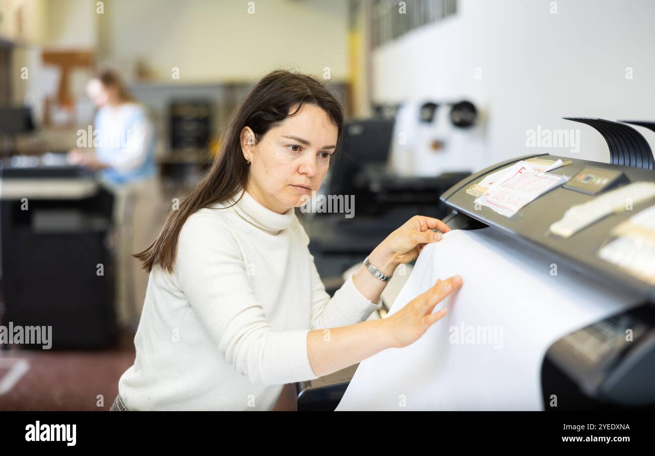 Printer using letterpress hi-res stock photography and images - Alamy