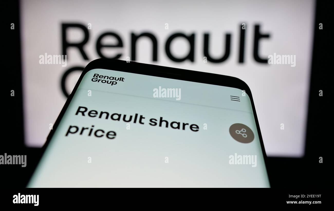 Smartphone with website of French car manufacturing company Renault SA ...