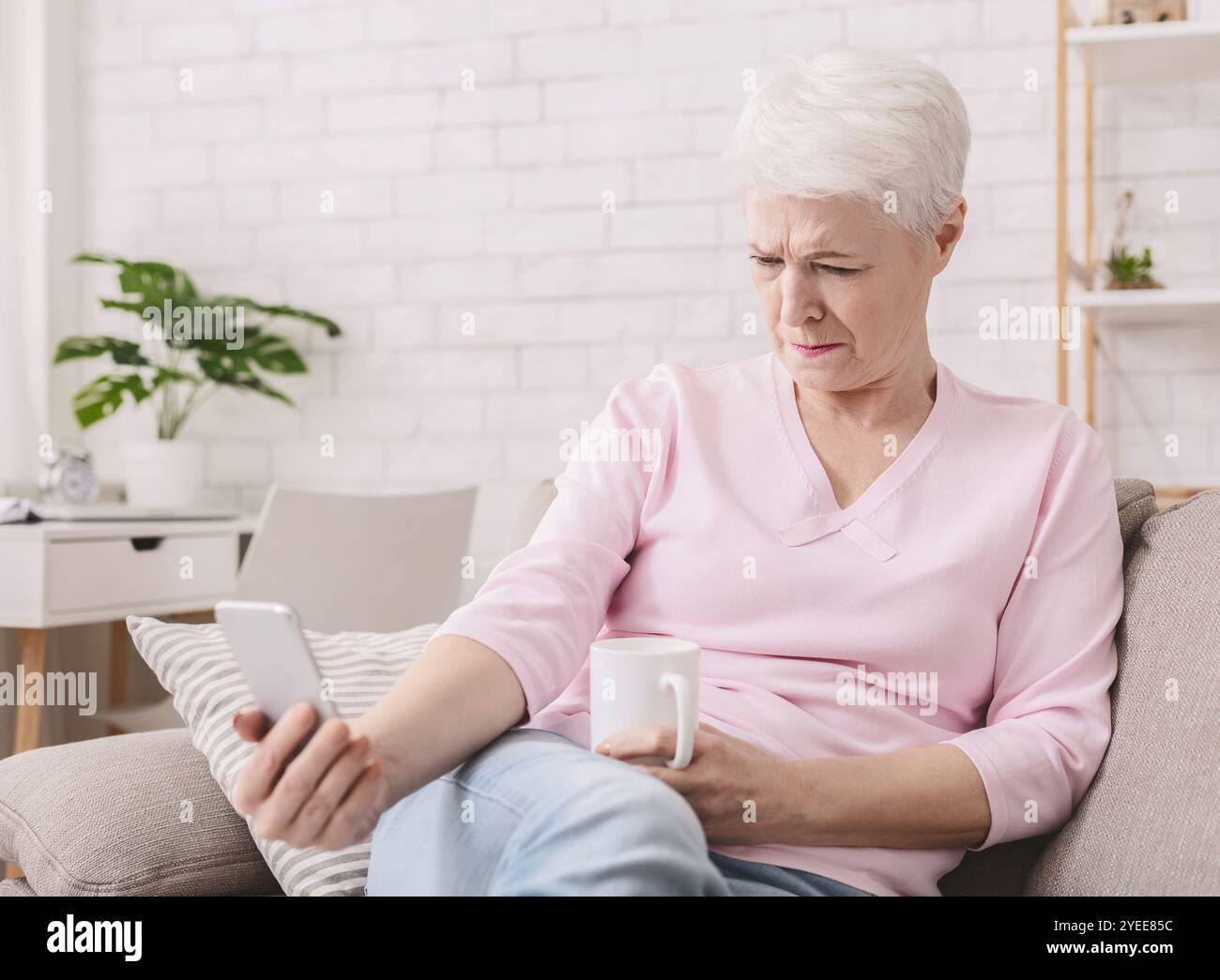 Elderly woman with sight loss hi-res stock photography and images - Alamy