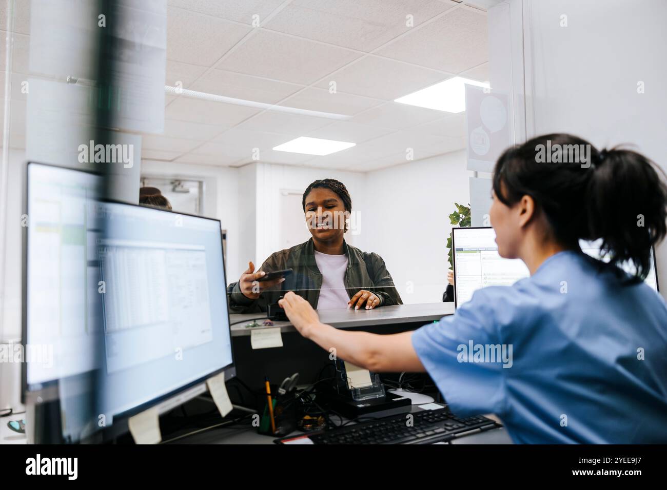 Hospital reception screen hi-res stock photography and images - Alamy