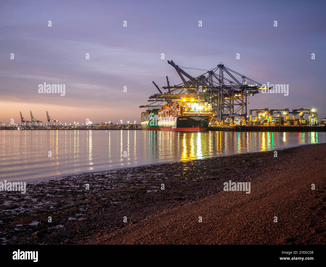 Night port operations hi-res stock photography and images - Alamy