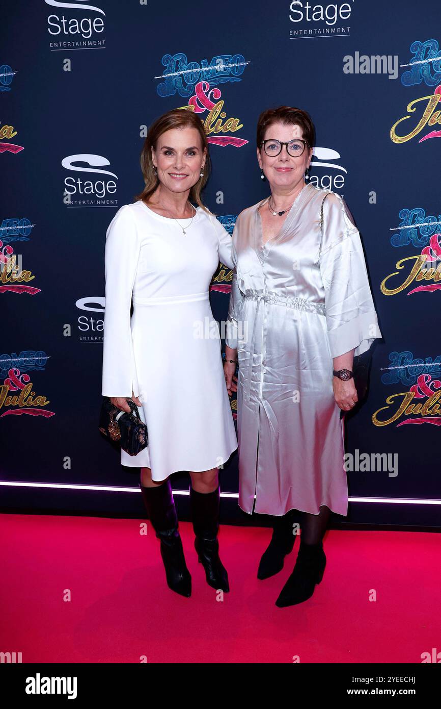 Andrea Luedke und ihre Schwester Doris bei der Premiere vom Musical ...