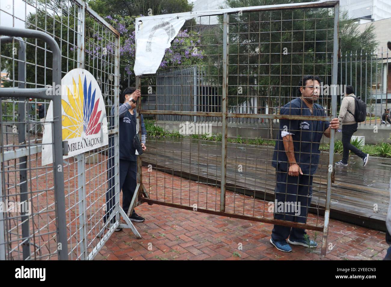 Retiro vallas asamblea hi-res stock photography and images - Alamy