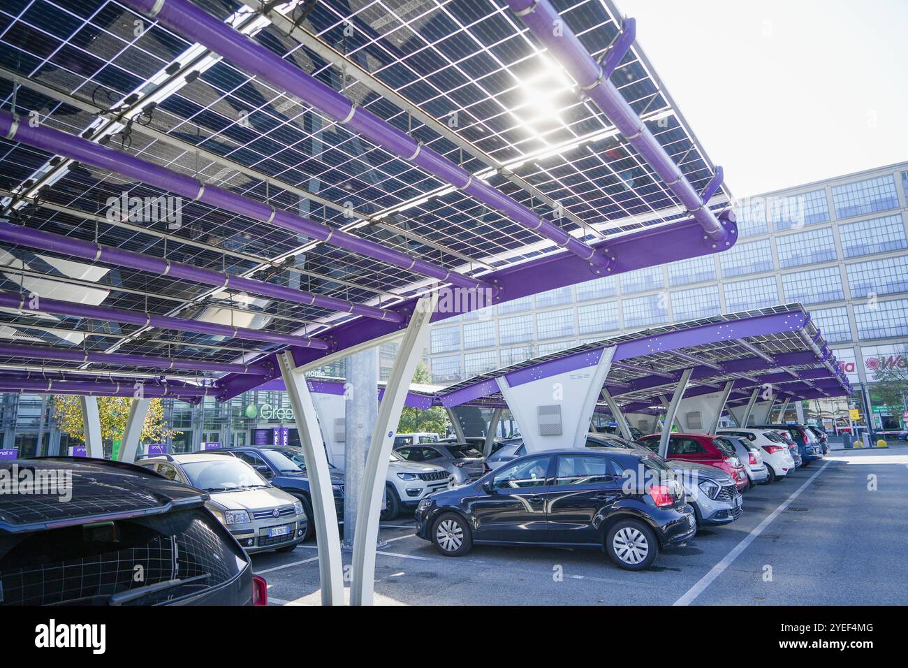 Innovative car park with solar canopies. Companies are installing ...