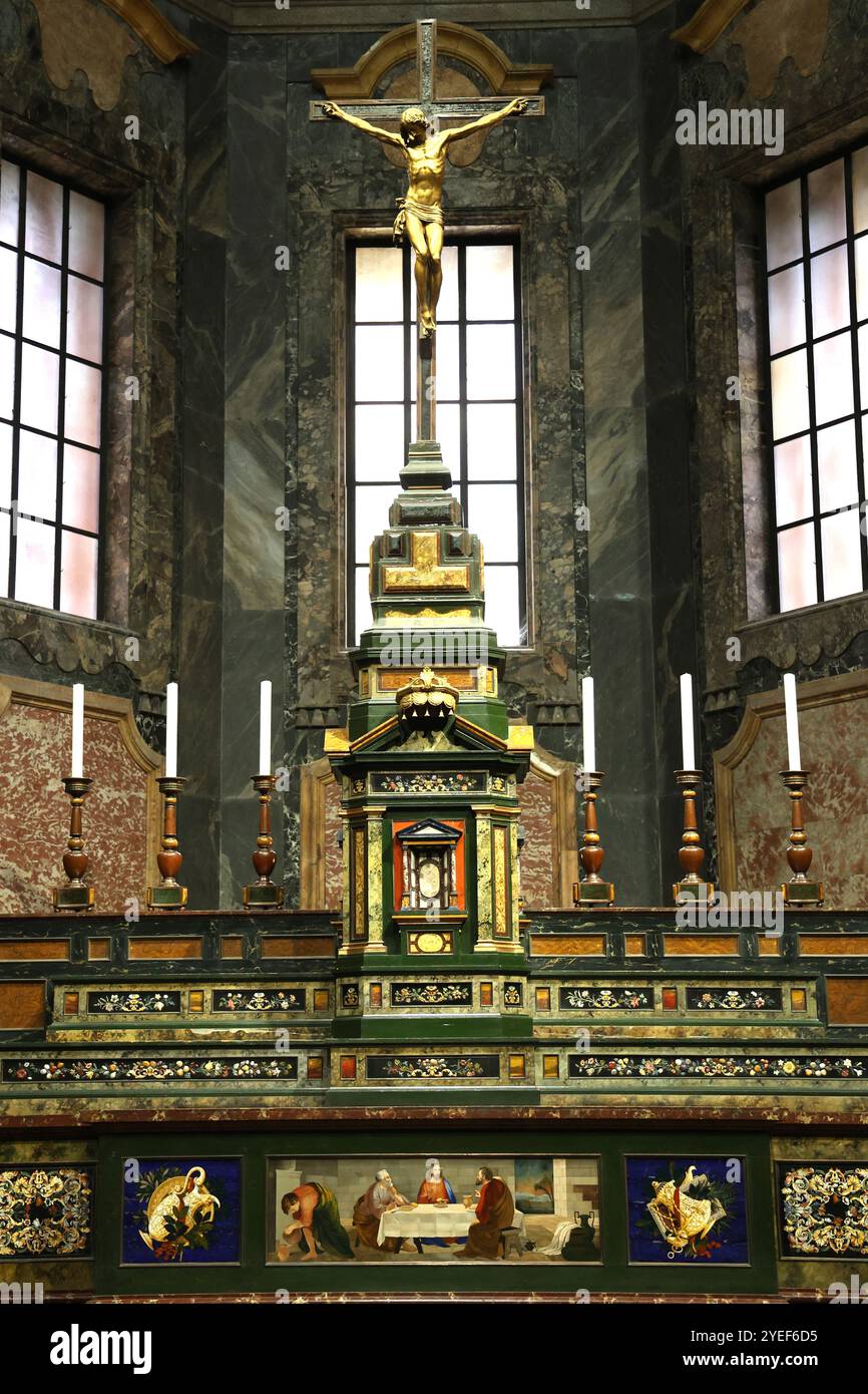 Cross jesus christ bronze altar medici chapel princes florence i hi-res stock photography and ...