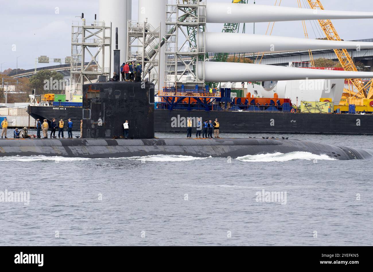 The Los Angeles-class submarine USS Hampton (SSN 767) makes its way up ...