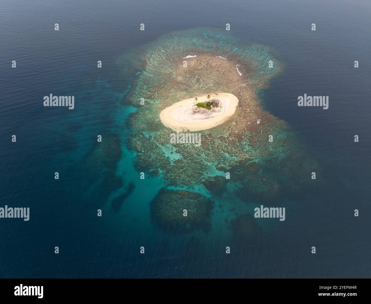 Island surrounded by water hi-res stock photography and images - Alamy