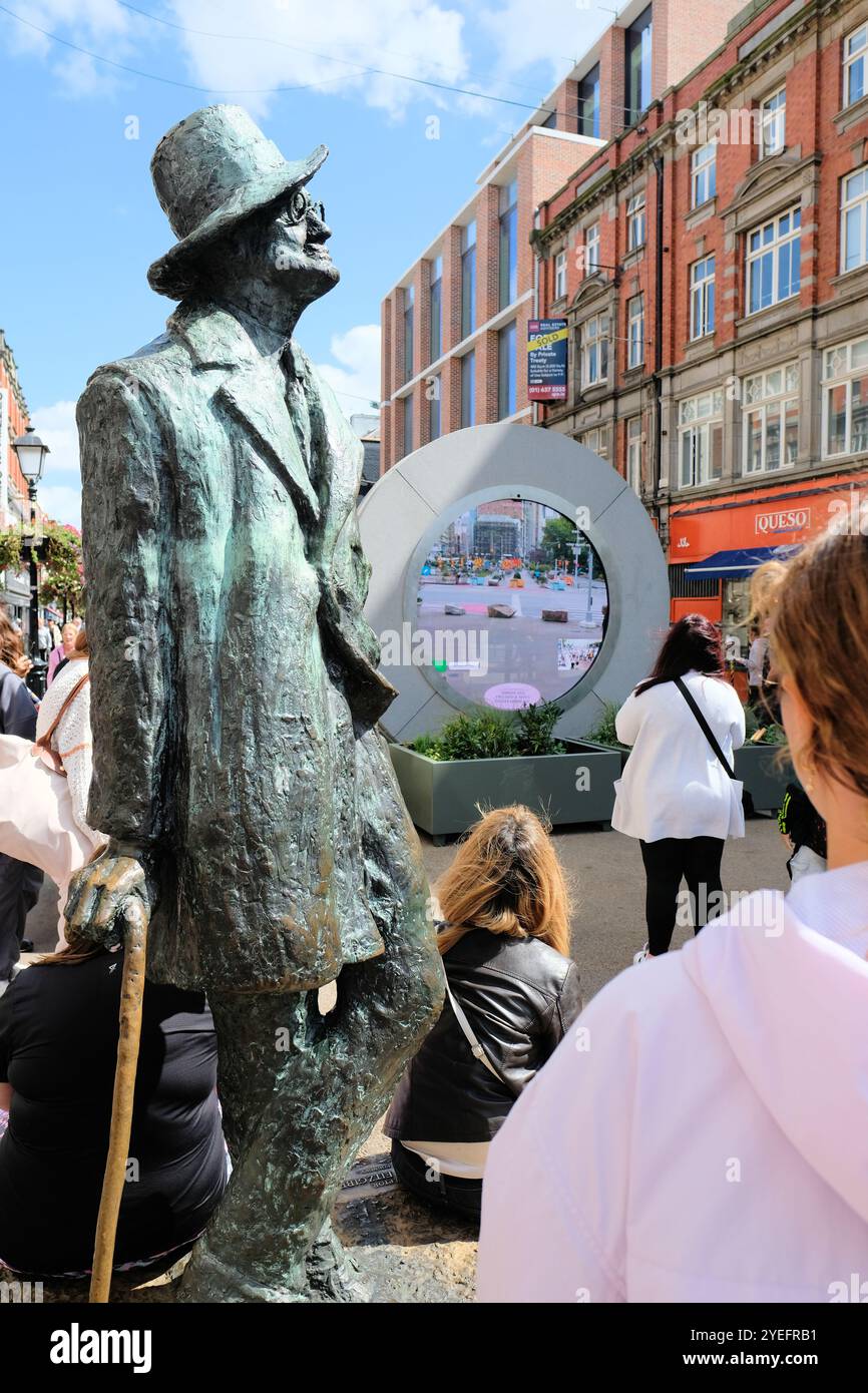 'the portal' art installation new york hi-res stock photography and ...