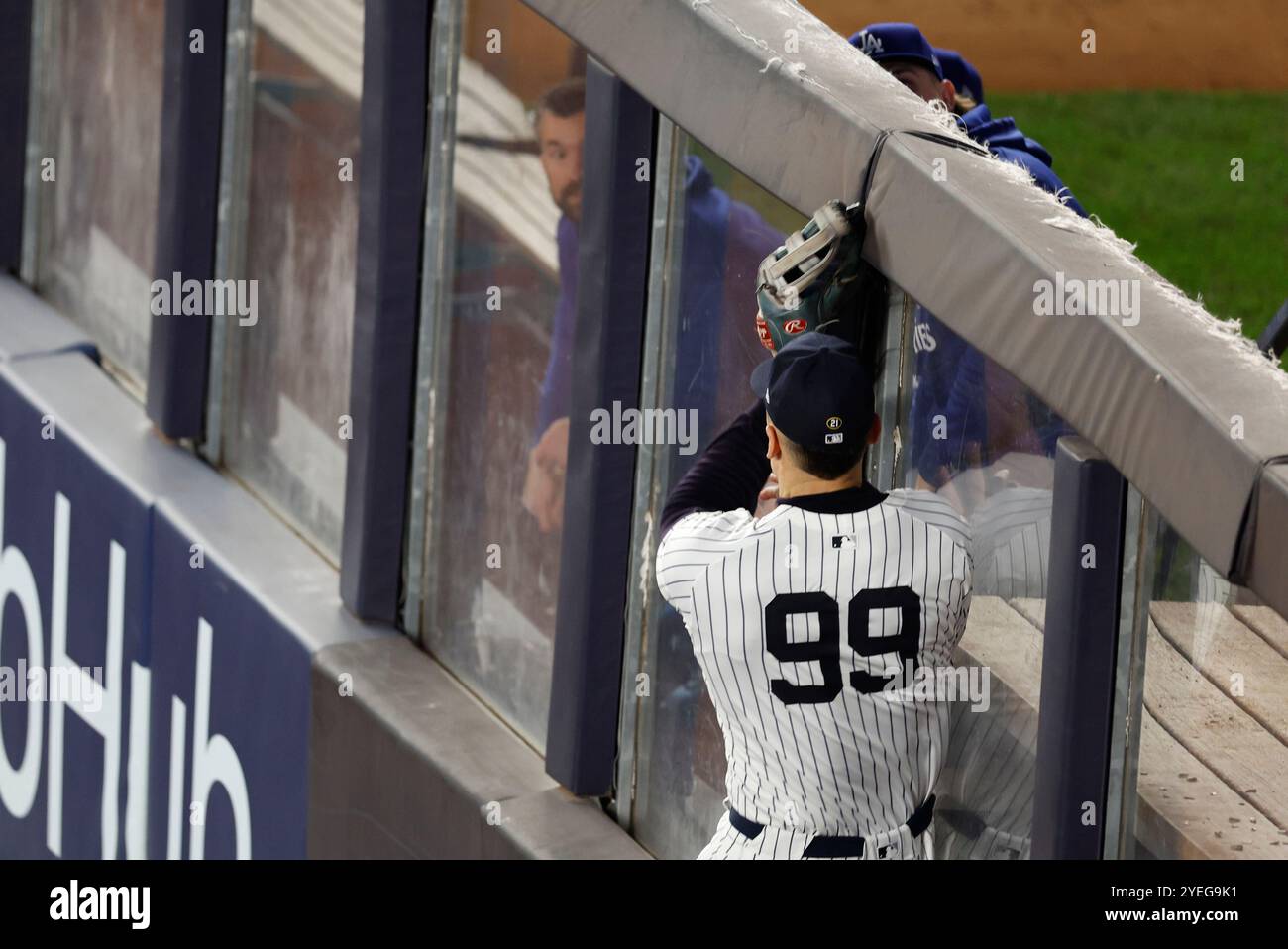 Mlb outfield wall hi-res stock photography and images - Alamy